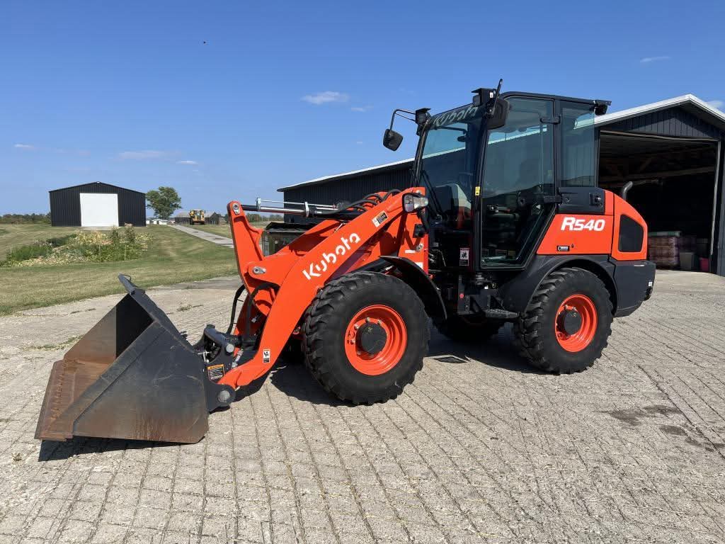 Front End Loader 10,500Lbs - Kubota R540 Front End Loader with Enclosed ...